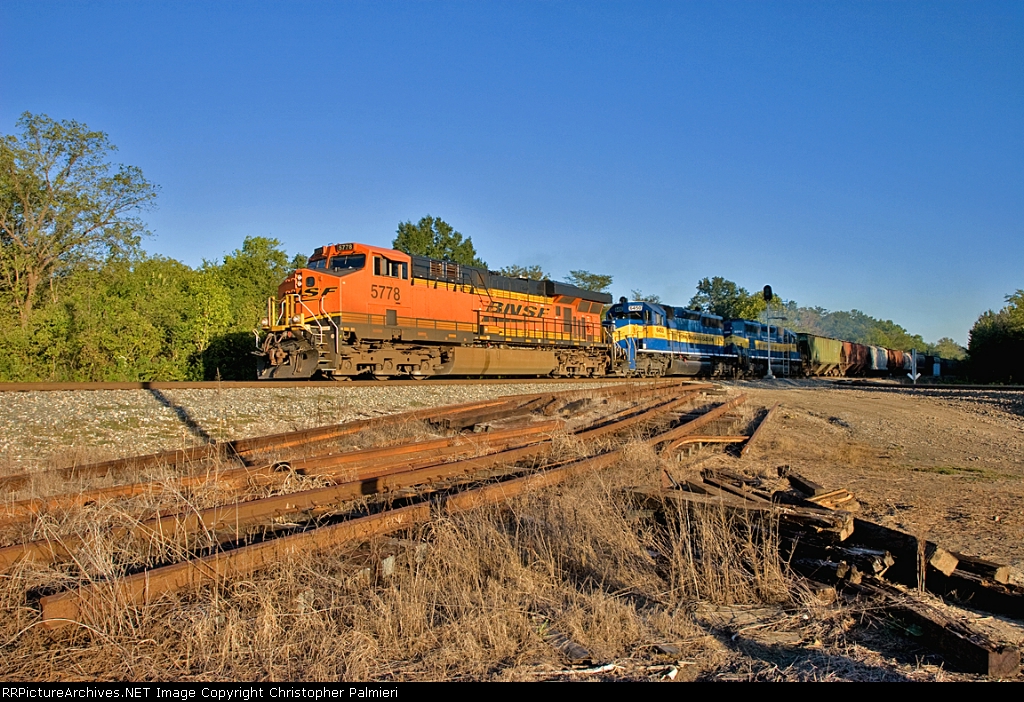 BNSF 5778 leads KCS train G-DQBN-29